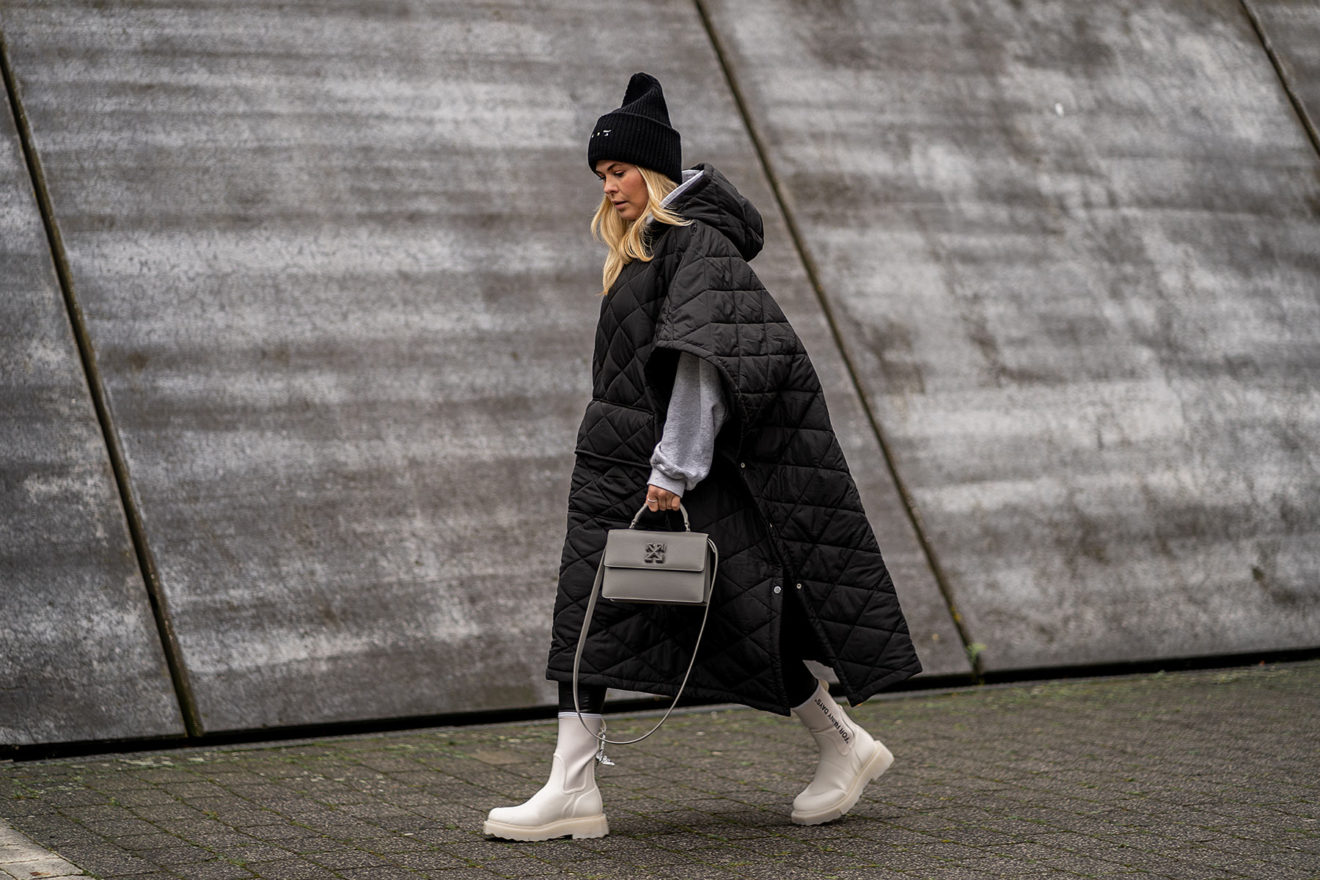 Outfit: Puffer Cape x Off-White Tasche, Beanie & Boots - Fashion Blogger