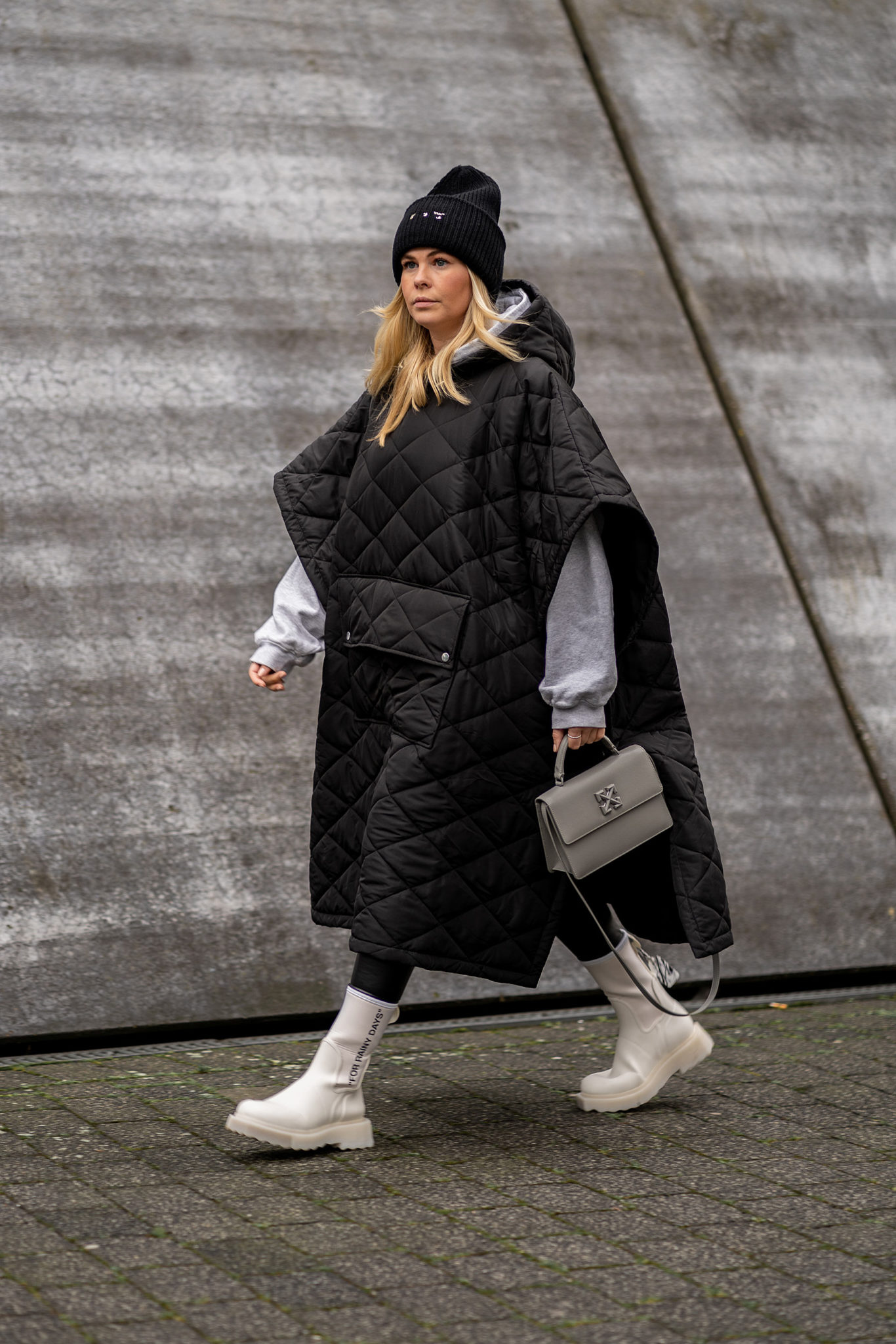 Outfit: Puffer Cape x Off-White Tasche, Beanie & Boots - Fashion Blogger