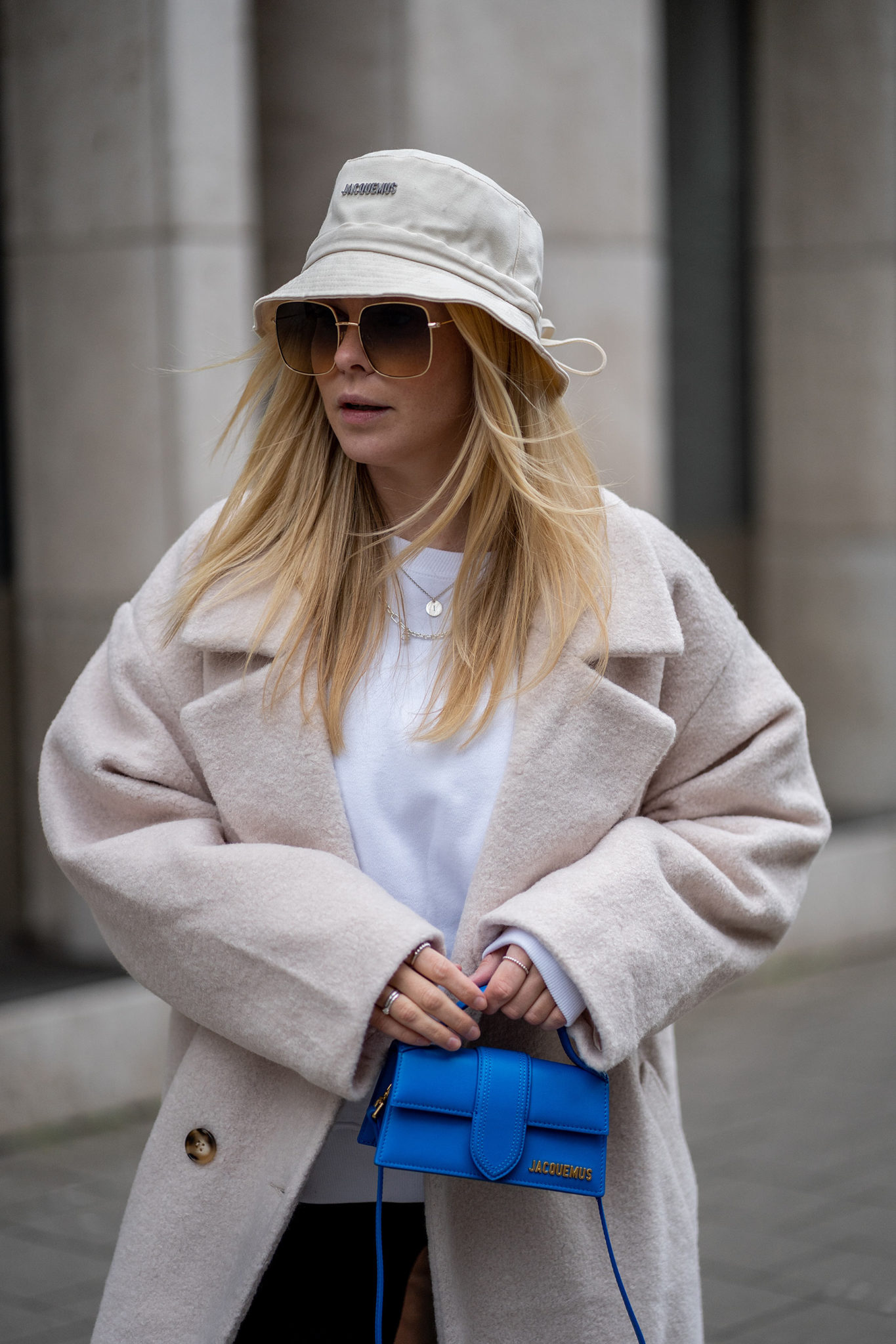 Outfit: Jacquemus Accessoires - Bucket Hat & Mini Bag - Sunnyinga