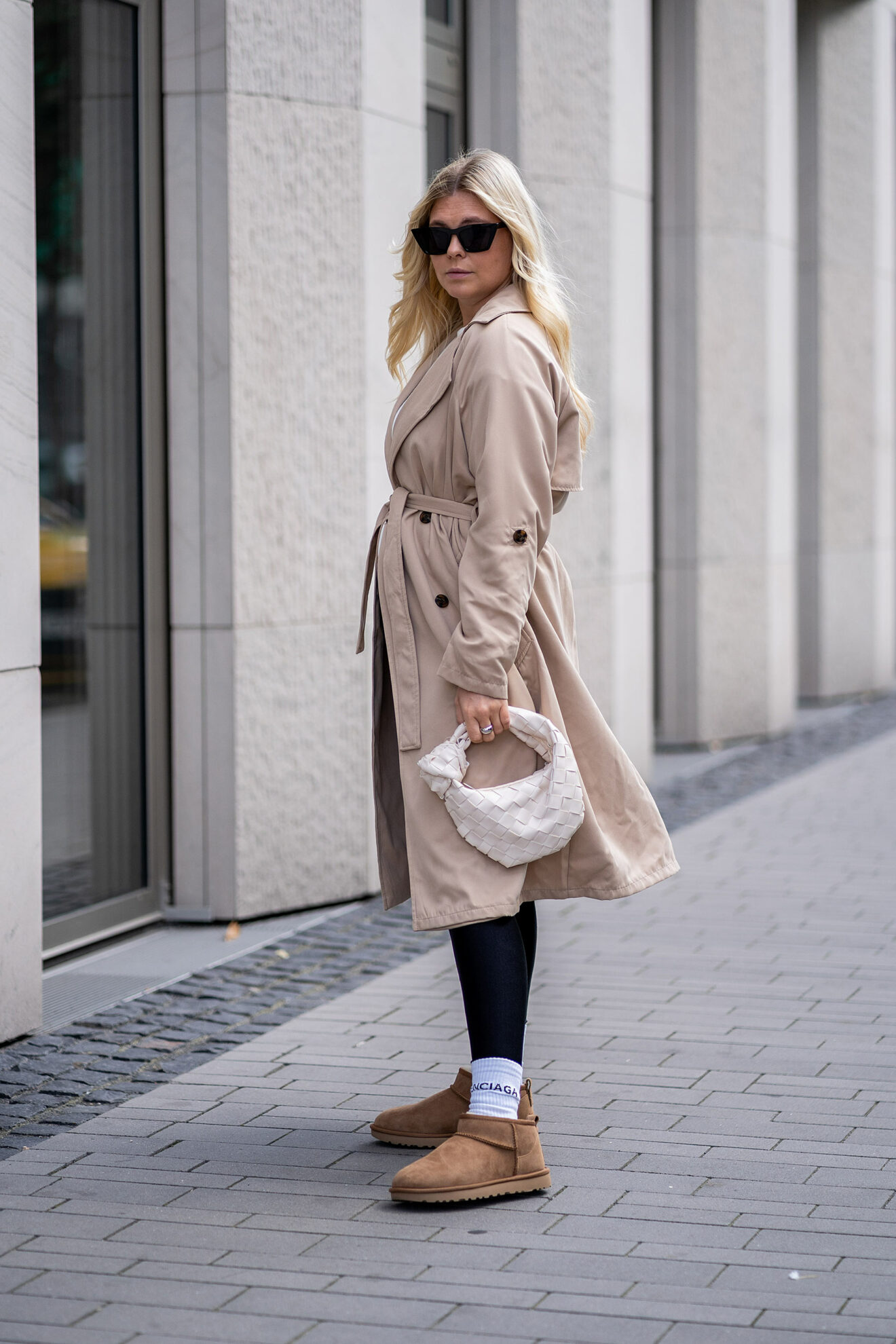 Outfit: UGG Ultra Mini Boots x Tennissocken & Trenchcoat - Blog