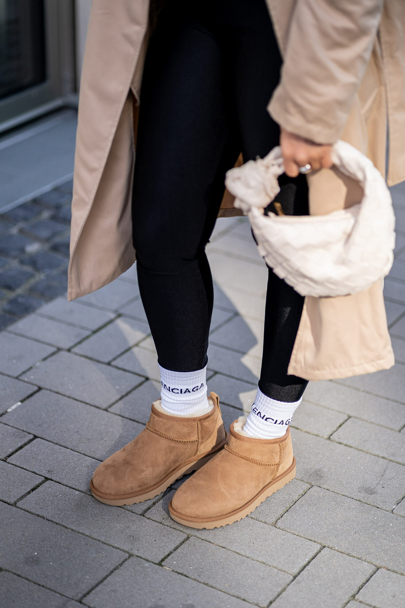 Outfit: UGG Ultra Mini Boots x Tennissocken & Trenchcoat - Blog