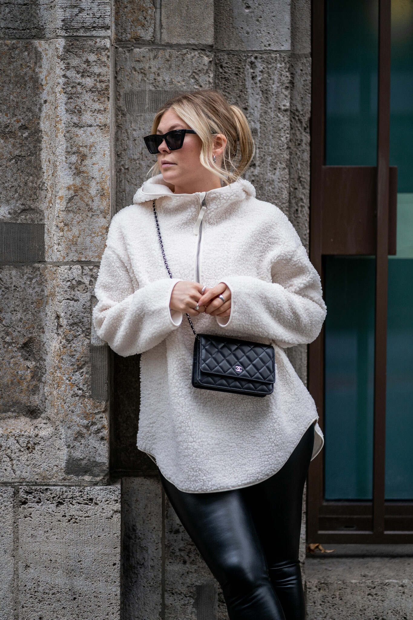 Outfit: Teddy Pullover x Thermo Leggings & Converse Chucks