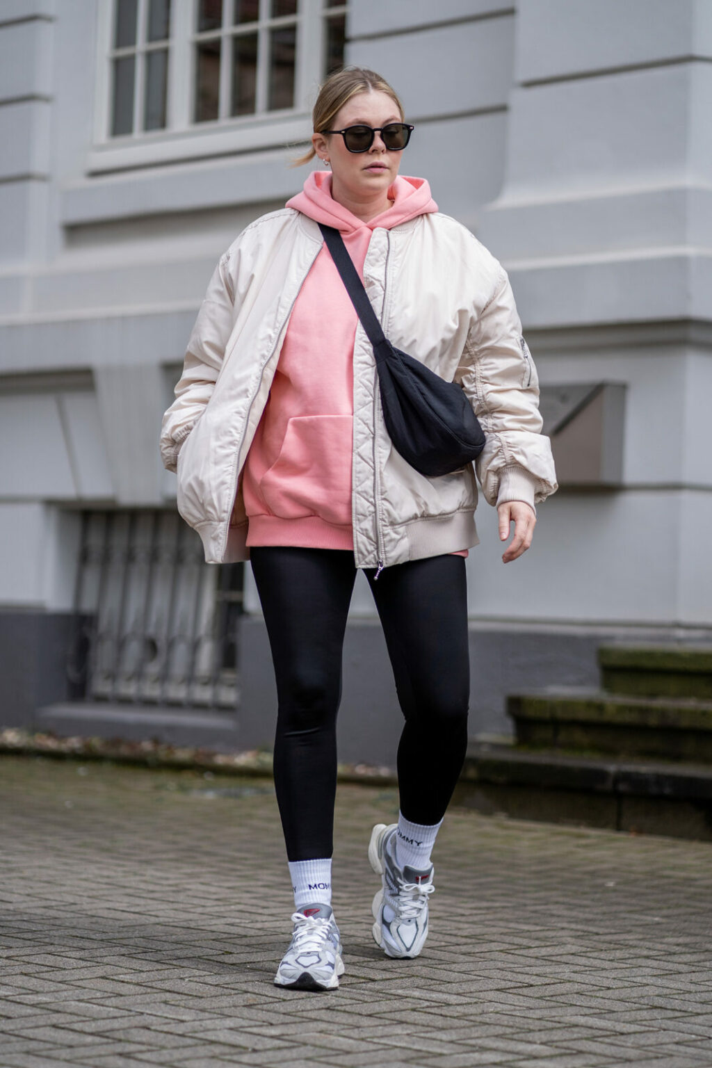 Mommy Style Outfit - New Balance 9060, Leggings & Bomberjacke