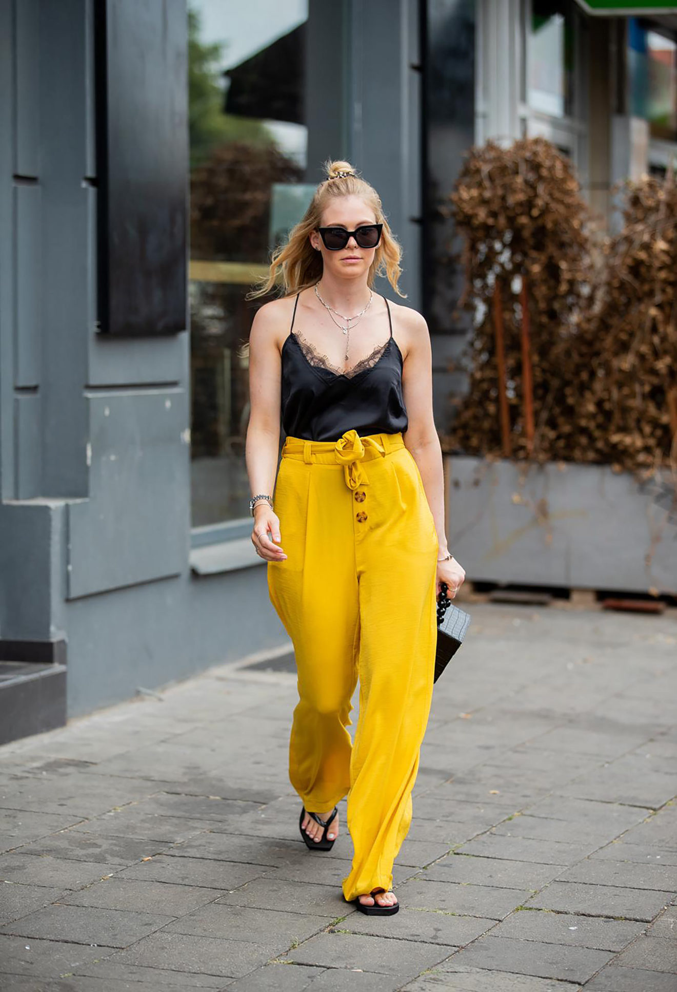 Outfit: Gelbe Palazzo-Hose, Flip Flops & Haarband - Fashion Blogger